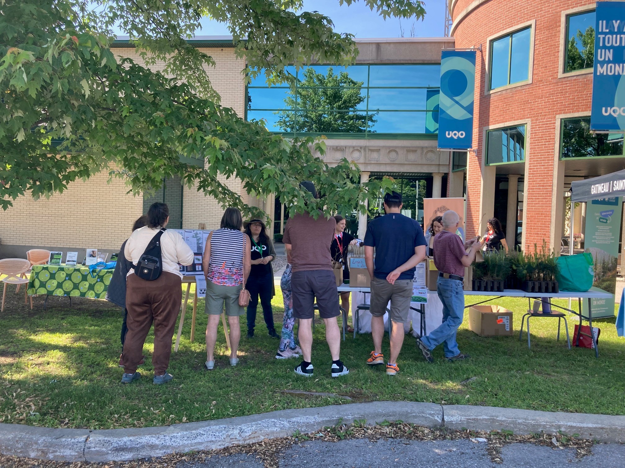 Une belle journée pour la distribution de pousses d'arbres à l'UQO ...